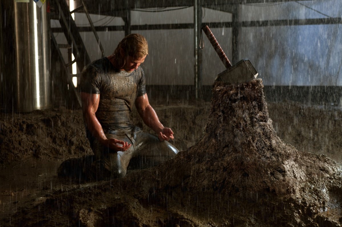 Thor Finds His Hammer in Two New Images - HeyUGuys