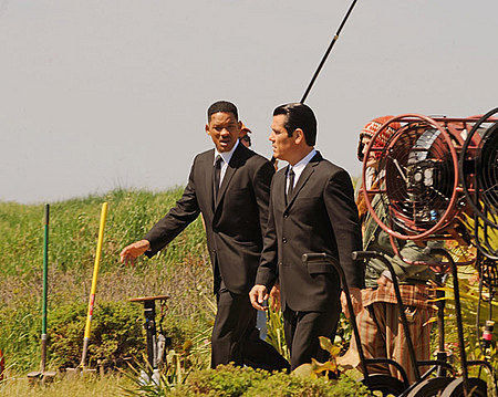 New MIB:III Shots Show Brolin & Smith & Pod Things! - HeyUGuys