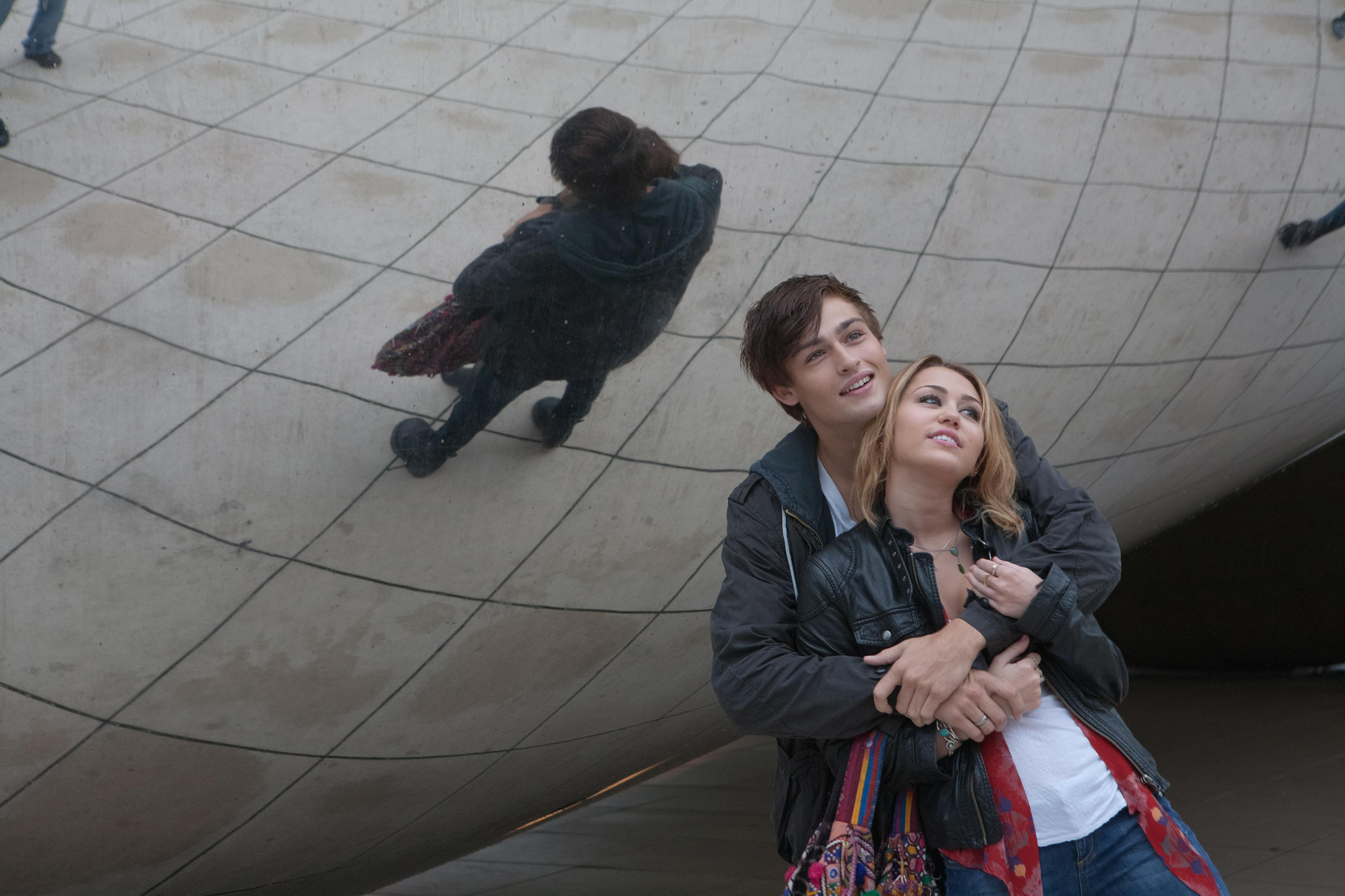 First Official Images from LOL with Miley Cyrus, Ashley Greene, and ...