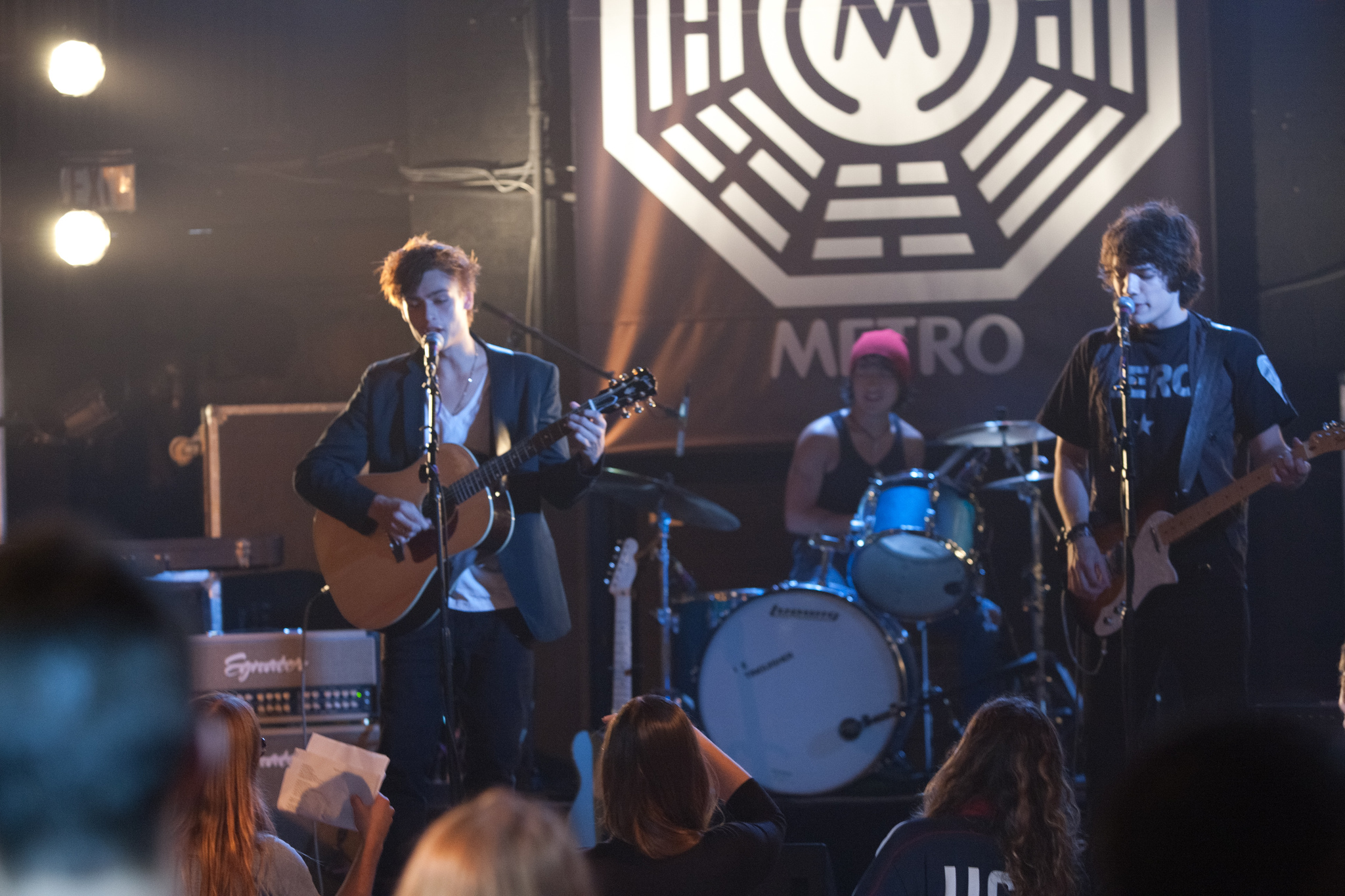 First Official Images from LOL with Miley Cyrus, Ashley Greene, and ...