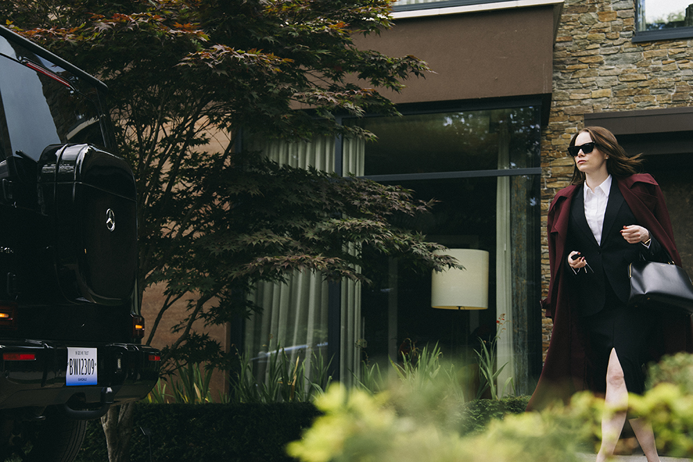 'Bugonia' trailer: Emma Stone & Jesse Plemons star in Yorgos Lanthimos ...