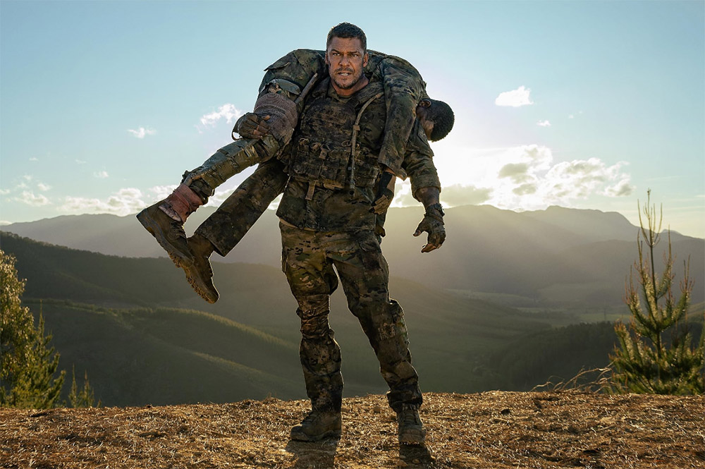 'War Machine' trailer: Alan Ritchson battles deadly mechanoid in sci-fi ...